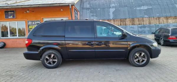 Black Chrysler Grand Voyager 2003 in Valmiera, with an engine capacity of 2.50 L and mileage of 339 thousand km for 1600 €, photo 2 on AUTOMOTO.COM.LV