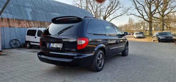 Black Chrysler Grand Voyager 2003 in Valmiera, with an engine capacity of 2.50 L and mileage of 339 thousand km for 1600 €, photo 3 on AUTOMOTO.COM.LV