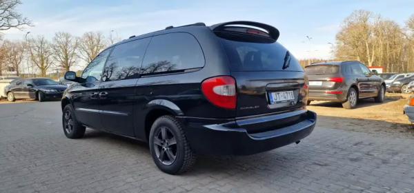 Black Chrysler Grand Voyager 2003 in Valmiera, with an engine capacity of 2.50 L and mileage of 339 thousand km for 1600 €, photo 5 on AUTOMOTO.COM.LV