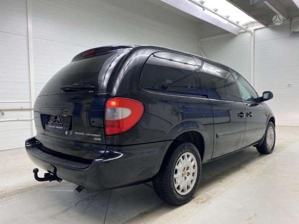 Black Chrysler Grand Voyager 2004 in Radviliskis, with an engine capacity of 2.40 L and mileage of 217 thousand km for 1996 €, photo 3 on AUTOMOTO.COM.LV