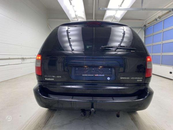 Black Chrysler Grand Voyager 2004 in Radviliskis, with an engine capacity of 2.40 L and mileage of 217 thousand km for 1996 €, photo 6 on AUTOMOTO.COM.LV