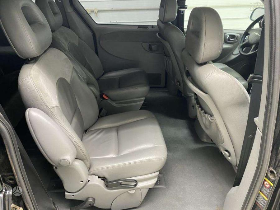 Melns Chrysler Grand Voyager 2004 Radviliškis, ar dzinēja tilpumu 2.40 L un nobraukumu 217 tūkst. km par 1996 €, foto 7 vietnē AUTOMOTO.COM.LV