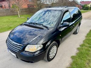 Melns Chrysler Grand Voyager 2004 Kauņa, ar dzinēja tilpumu 2.80 L un nobraukumu 380 tūkst. km par 1650 €, foto  vietnē AUTOMOTO.COM.LV