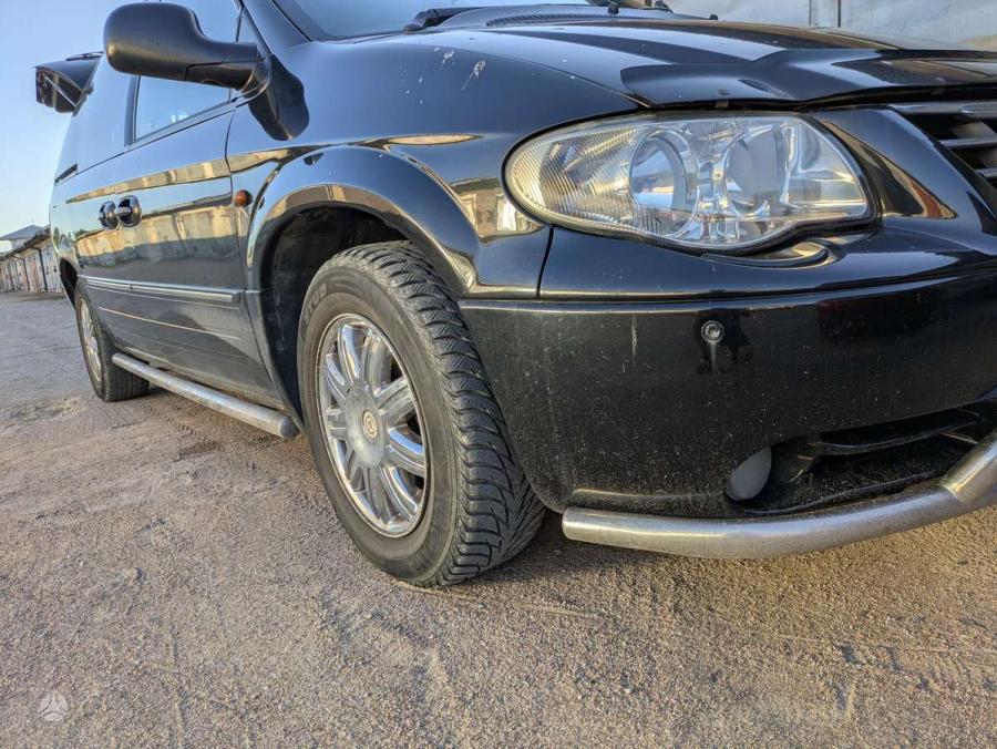 Melns Chrysler Grand Voyager 2004 Tauragė, ar dzinēja tilpumu 3.30 L un nobraukumu 372 tūkst. km par 900 €, foto 1 vietnē AUTOMOTO.COM.LV
