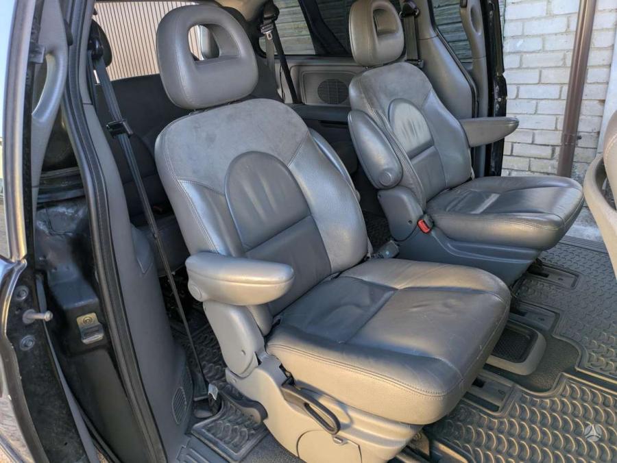 Melns Chrysler Grand Voyager 2004 Tauragė, ar dzinēja tilpumu 3.30 L un nobraukumu 372 tūkst. km par 900 €, foto 4 vietnē AUTOMOTO.COM.LV