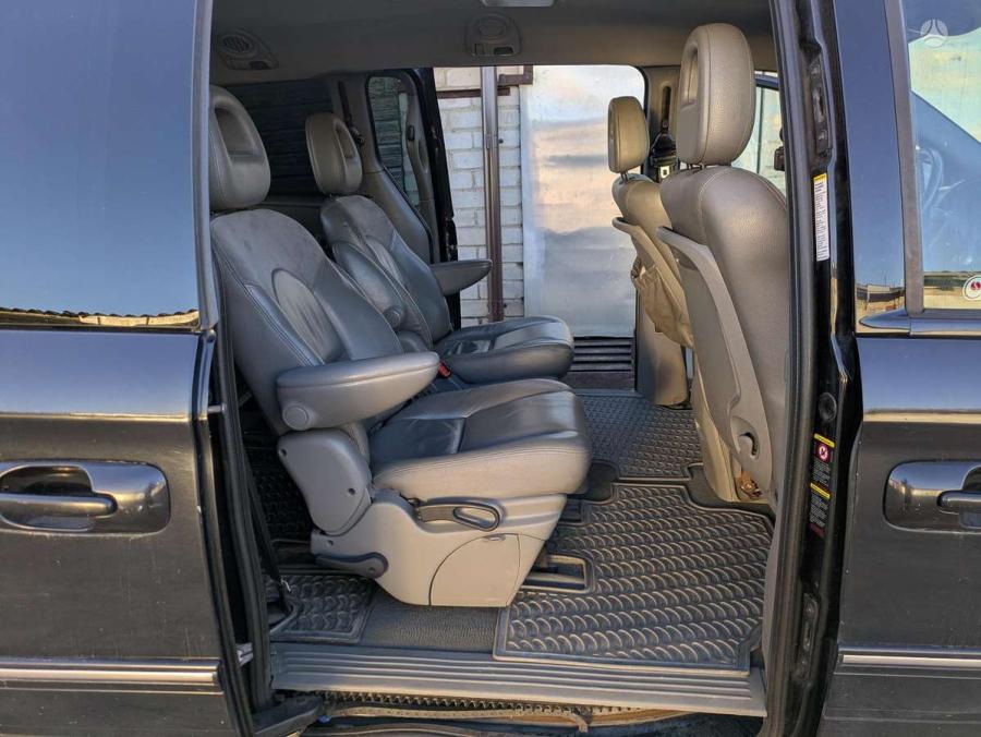 Melns Chrysler Grand Voyager 2004 Tauragė, ar dzinēja tilpumu 3.30 L un nobraukumu 372 tūkst. km par 900 €, foto 5 vietnē AUTOMOTO.COM.LV