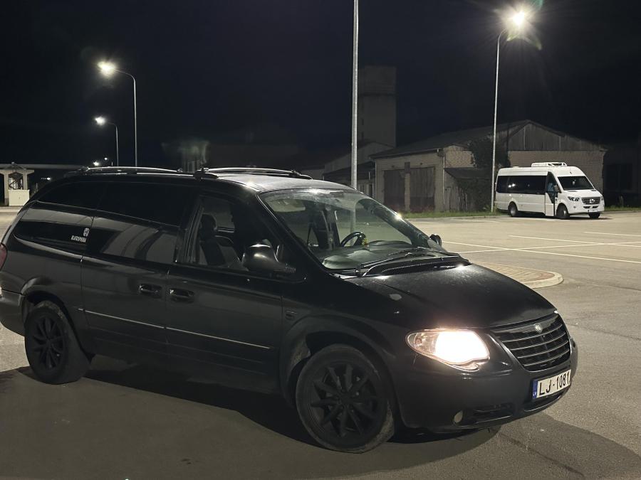 Melns Chrysler Grand Voyager 2004 Jēkabpils, ar dzinēja tilpumu 2.80 L un nobraukumu 431 tūkst. km par 1000 €, foto 1 vietnē AUTOMOTO.COM.LV