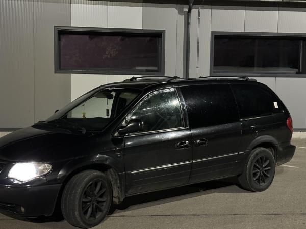 Melns Chrysler Grand Voyager 2004 Jēkabpils, ar dzinēja tilpumu 2.80 L un nobraukumu 431 tūkst. km par 1000 €, foto 3 vietnē AUTOMOTO.COM.LV