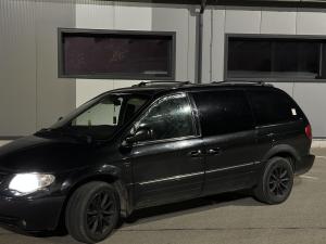 Melns Chrysler Grand Voyager 2004 Jēkabpils, ar dzinēja tilpumu 2.80 L un nobraukumu 431 tūkst. km par 1000 €, foto 3 vietnē AUTOMOTO.COM.LV