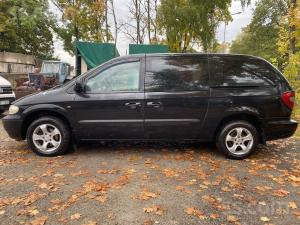 Black Chrysler Grand Voyager 2004 in Tukums, with an engine capacity of 2.40 L and mileage of 318 thousand km for 990 €, photo  on AUTOMOTO.COM.LV