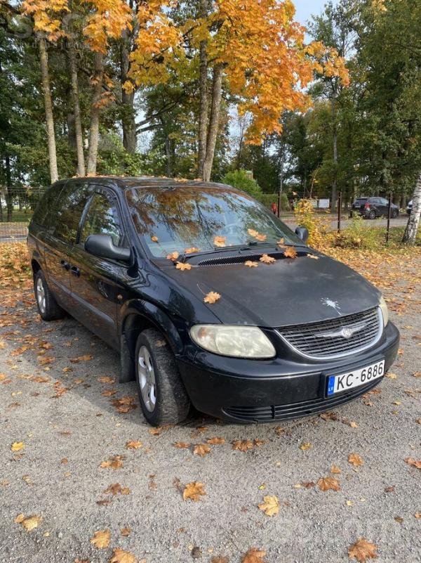 Chrysler Grand Voyager 2004 in Tukums on AUTOMOTO.COM.LV Black Chrysler Grand Voyager 2004 in Tukums, with an engine capacity of 2.40 L and mileage of 318 thousand km for 990 €, photo 5 on AUTOMOTO.COM.LV