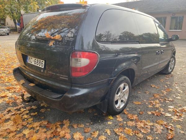 Chrysler Grand Voyager 2004 in Tukums on AUTOMOTO.COM.LV Black Chrysler Grand Voyager 2004 in Tukums, with an engine capacity of 2.40 L and mileage of 318 thousand km for 990 €, photo 6 on AUTOMOTO.COM.LV
