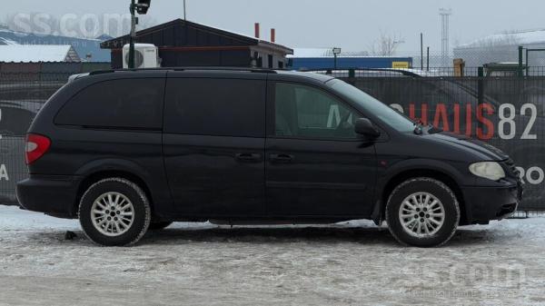 Black Chrysler Grand Voyager 2005 in Liepaja, with an engine capacity of 2.80 L and mileage of 341 thousand km for 1190 €, photo 3 on AUTOMOTO.COM.LV