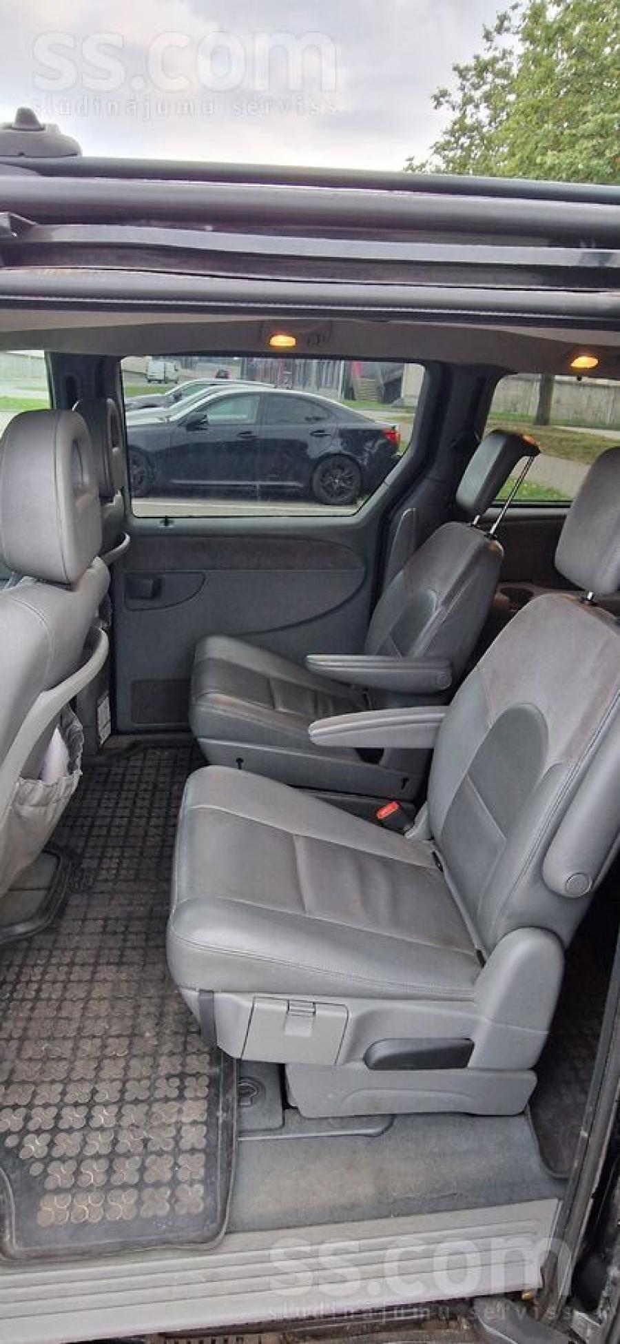 Black Chrysler Grand Voyager 2005 in Riga, with an engine capacity of 2.80 L and mileage of 342 thousand km for 1650 €, photo 6 on AUTOMOTO.COM.LV