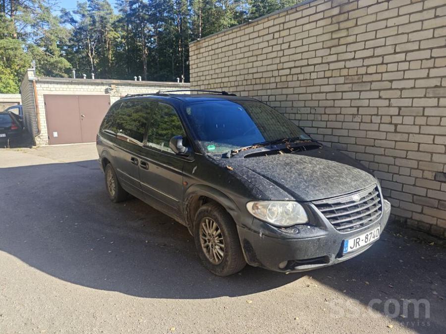 Black Chrysler Grand Voyager 2005 in Riga, with an engine capacity of 2.80 L and mileage of 317 thousand km for 1500 €, photo 1 on AUTOMOTO.COM.LV