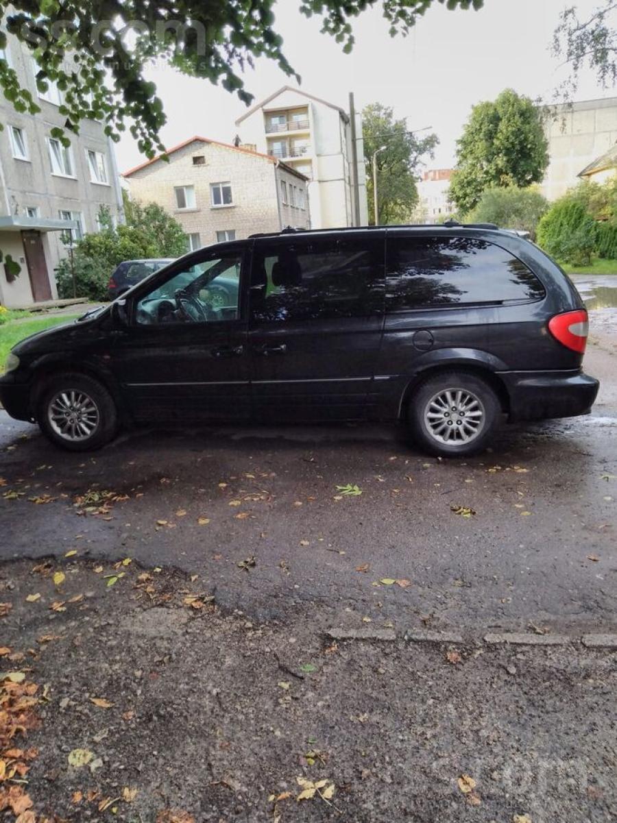 Black Chrysler Grand Voyager 2005 in Riga, with an engine capacity of 2.80 L and mileage of 317 thousand km for 1500 €, photo 3 on AUTOMOTO.COM.LV