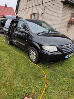 Black Chrysler Grand Voyager 2006 in Jurmala, with an engine capacity of 3.30 L and mileage of 330 thousand km for 2500 €, photo 1 on AUTOMOTO.COM.LV
