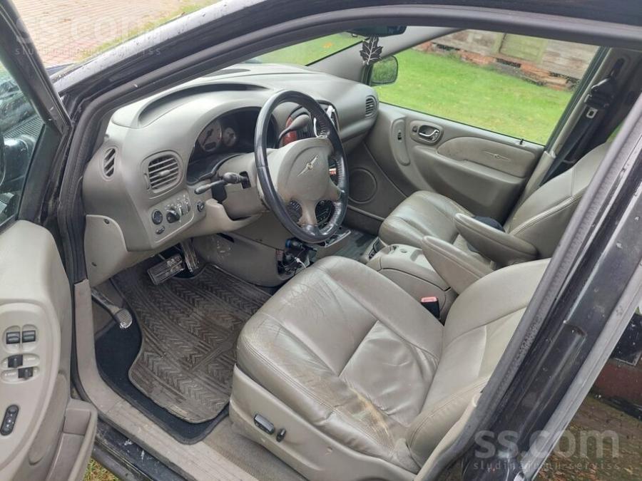Black Chrysler Grand Voyager 2006 in Riga, with an engine capacity of 3.30 L and mileage of 375 thousand km for 1400 €, photo 5 on AUTOMOTO.COM.LV
