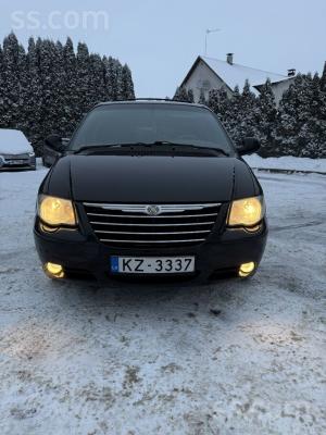 Black Chrysler Grand Voyager 2006 in Jelgava, with an engine capacity of 2.80 L and mileage of 369 thousand km for 2100 €, photo 2 on AUTOMOTO.COM.LV