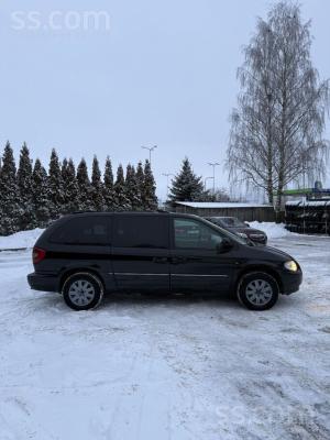 Black Chrysler Grand Voyager 2006 in Jelgava, with an engine capacity of 2.80 L and mileage of 369 thousand km for 2100 €, photo 4 on AUTOMOTO.COM.LV