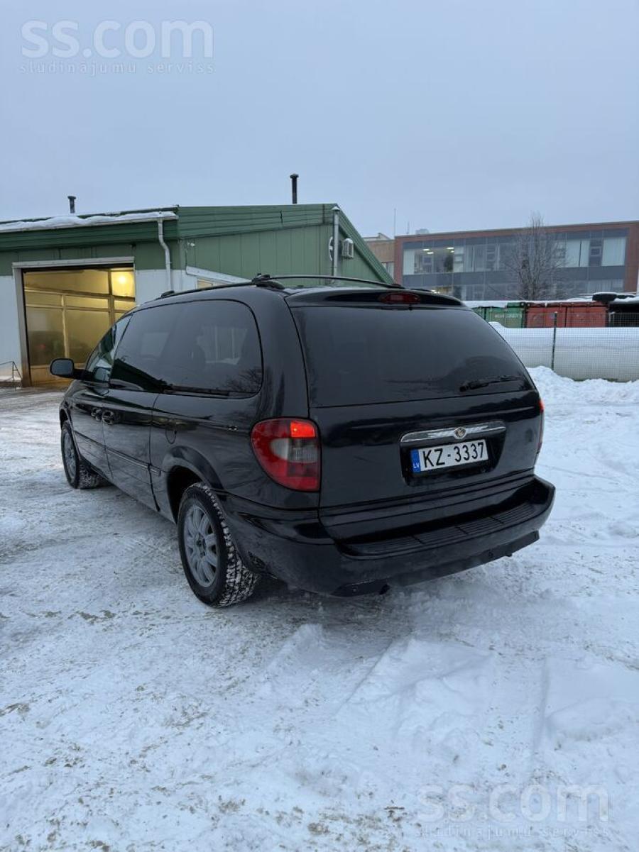 Black Chrysler Grand Voyager 2006 in Jelgava, with an engine capacity of 2.80 L and mileage of 369 thousand km for 2100 €, photo 7 on AUTOMOTO.COM.LV