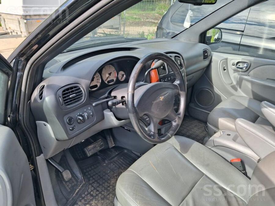 Black Chrysler Grand Voyager 2006 in Riga, with an engine capacity of 2.80 L and mileage of 273 thousand km for 1300 €, photo 3 on AUTOMOTO.COM.LV