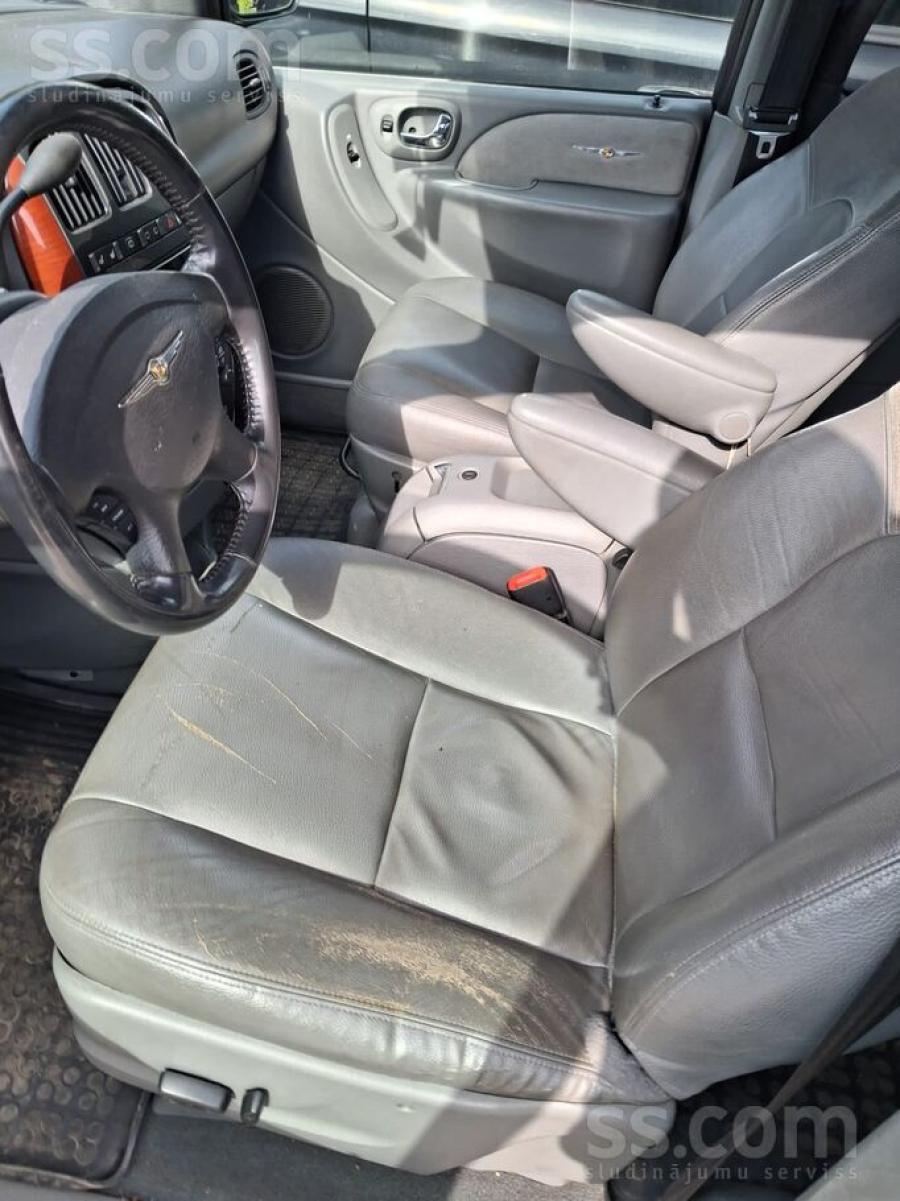 Black Chrysler Grand Voyager 2006 in Riga, with an engine capacity of 2.80 L and mileage of 273 thousand km for 1300 €, photo 4 on AUTOMOTO.COM.LV