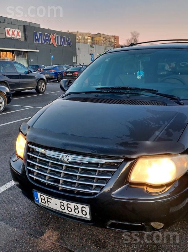 Black Chrysler Grand Voyager 2006 in Riga, with an engine capacity of 2.80 L and mileage of 317 thousand km for 1150 €, photo 6 on AUTOMOTO.COM.LV