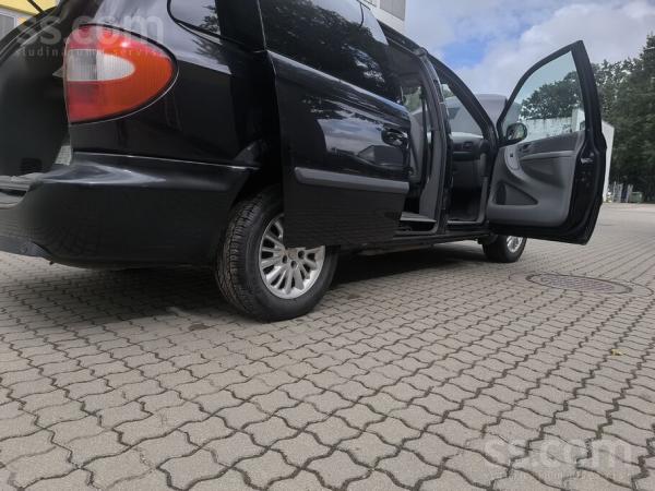 Black Chrysler Grand Voyager 2006 in Riga, with an engine capacity of 3.30 L and mileage of 282 thousand km for 2390 €, photo 8 on AUTOMOTO.COM.LV