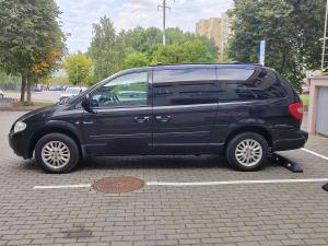 Melns Chrysler Grand Voyager 2006 Viļņa, ar dzinēja tilpumu 3.30 L un nobraukumu 320 tūkst. km par 2500 €, foto  vietnē AUTOMOTO.COM.LV
