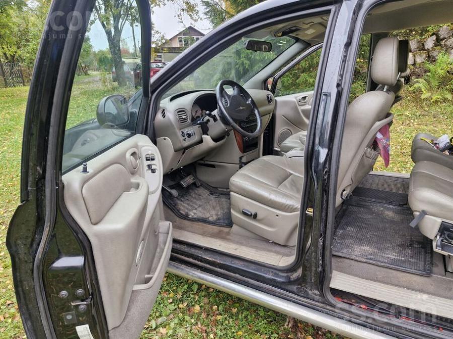 Black Chrysler Grand Voyager 2006 in Riga, with an engine capacity of 2.80 L and mileage of 329 thousand km for 1700 €, photo 1 on AUTOMOTO.COM.LV
