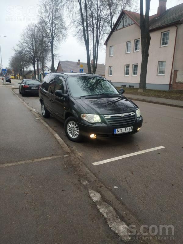 Black Chrysler Grand Voyager 2007 in Daugavpils, with an engine capacity of 2.80 L and mileage of 313 thousand km for 1200 €, photo 2 on AUTOMOTO.COM.LV