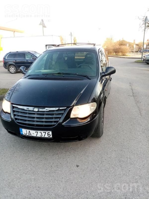 Black Chrysler Grand Voyager 2007 in Daugavpils, with an engine capacity of 2.80 L and mileage of 312 thousand km for 4750 €, photo 4 on AUTOMOTO.COM.LV
