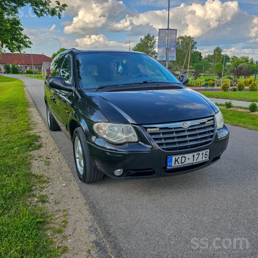 Black Chrysler Grand Voyager 2007 in Ogre, with an engine capacity of 2.80 L and mileage of 315 thousand km for 2350 €, photo 1 on AUTOMOTO.COM.LV