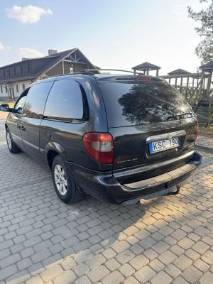 Black Chrysler Grand Voyager 2007 in Druskininkai, with an engine capacity of 2.80 L and mileage of 417 thousand km for 1850 €, photo 5 on AUTOMOTO.COM.LV