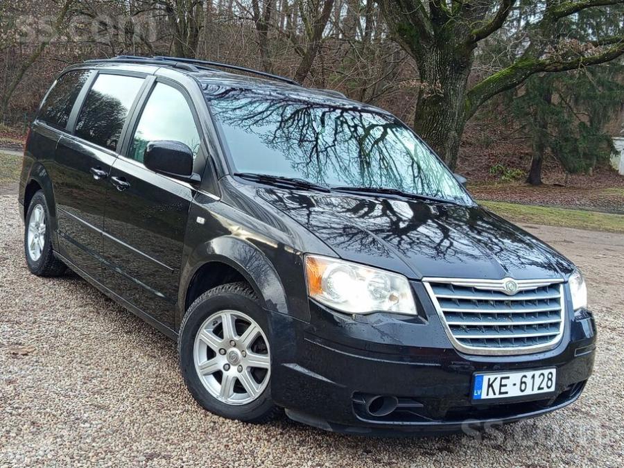 Black Chrysler Grand Voyager 2008 in Tukums, with an engine capacity of 2.80 L and mileage of 344 thousand km for 3990 €, photo 1 on AUTOMOTO.COM.LV