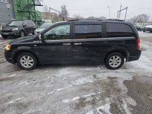 Black Chrysler Grand Voyager 2008 in Vilnius, with an engine capacity of 2.78 L and mileage of 400 thousand km for 1800 €, photo 2 on AUTOMOTO.COM.LV
