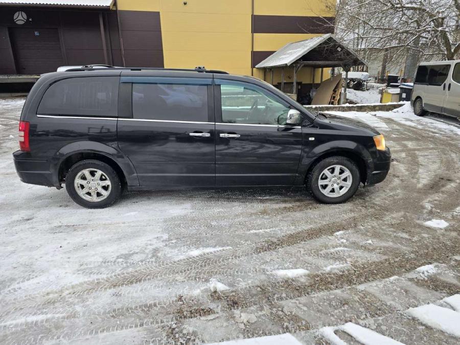 Black Chrysler Grand Voyager 2008 in Vilnius, with an engine capacity of 2.78 L and mileage of 400 thousand km for 1800 €, photo 5 on AUTOMOTO.COM.LV