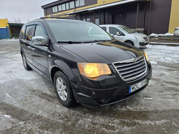 Black Chrysler Grand Voyager 2008 in Vilnius, with an engine capacity of 2.78 L and mileage of 400 thousand km for 1800 €, photo 6 on AUTOMOTO.COM.LV