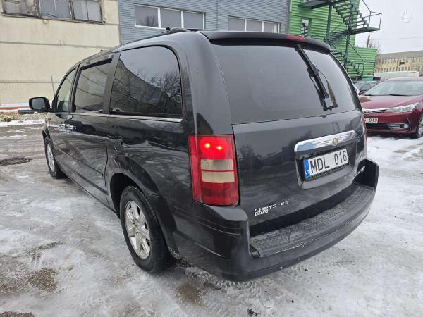 Melns Chrysler Grand Voyager 2008 Viļņa, ar dzinēja tilpumu 2.78 L un nobraukumu 400 tūkst. km par 1600 €, foto 3 vietnē AUTOMOTO.COM.LV