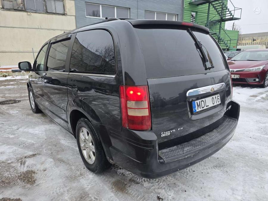 Melns Chrysler Grand Voyager 2008 Viļņa, ar dzinēja tilpumu 2.78 L un nobraukumu 400 tūkst. km par 1600 €, foto 3 vietnē AUTOMOTO.COM.LV