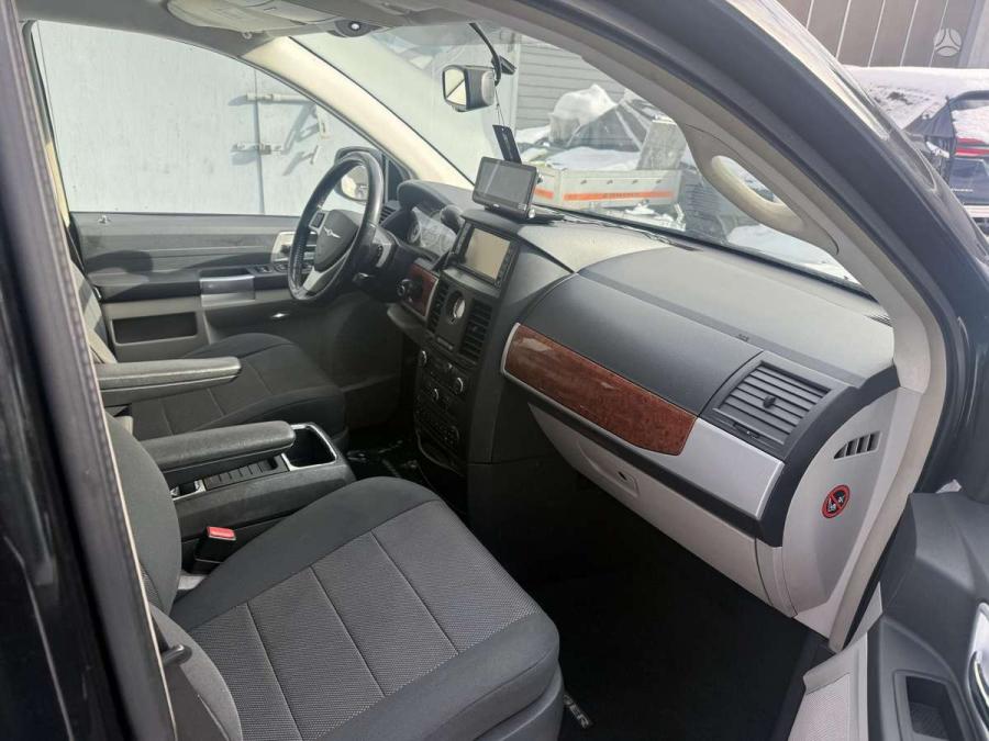 Melns Chrysler Grand Voyager 2008 Viļņa, ar dzinēja tilpumu 2.78 L un nobraukumu 33 tūkst. km par 3999 €, foto 4 vietnē AUTOMOTO.COM.LV