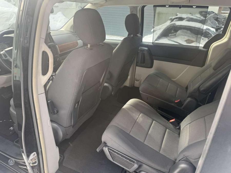 Melns Chrysler Grand Voyager 2008 Viļņa, ar dzinēja tilpumu 2.78 L un nobraukumu 33 tūkst. km par 3999 €, foto 6 vietnē AUTOMOTO.COM.LV