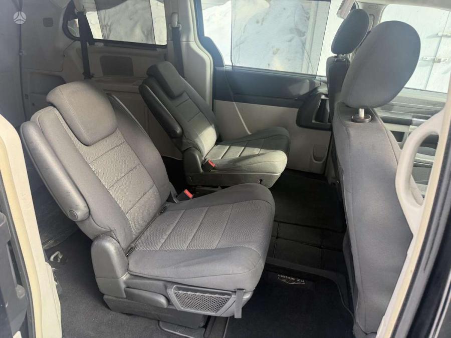 Melns Chrysler Grand Voyager 2008 Viļņa, ar dzinēja tilpumu 2.78 L un nobraukumu 33 tūkst. km par 3999 €, foto 7 vietnē AUTOMOTO.COM.LV