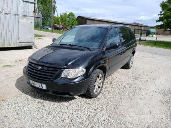 Black Chrysler Grand Voyager 2008 in Valmiera, with an engine capacity of 2.80 L and mileage of 312 thousand km for 2400 €, photo 1 on AUTOMOTO.COM.LV