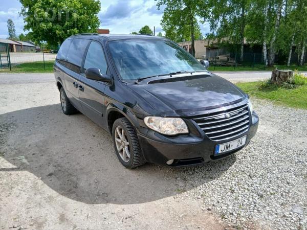 Black Chrysler Grand Voyager 2008 in Valmiera, with an engine capacity of 2.80 L and mileage of 312 thousand km for 2400 €, photo 2 on AUTOMOTO.COM.LV