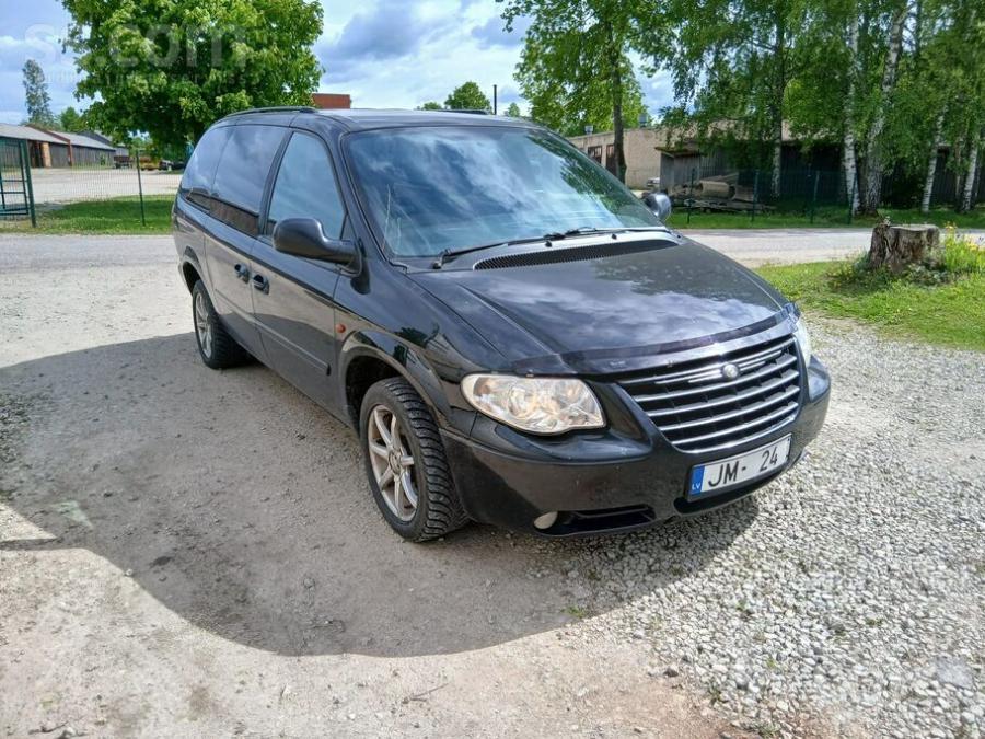 Black Chrysler Grand Voyager 2008 in Valmiera, with an engine capacity of 2.80 L and mileage of 312 thousand km for 2400 €, photo 3 on AUTOMOTO.COM.LV