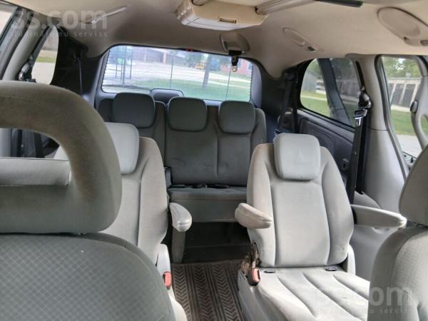 Black Chrysler Grand Voyager 2008 in Valmiera, with an engine capacity of 2.80 L and mileage of 312 thousand km for 2400 €, photo 5 on AUTOMOTO.COM.LV