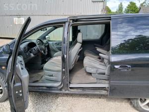 Black Chrysler Grand Voyager 2008 in Valmiera, with an engine capacity of 2.80 L and mileage of 312 thousand km for 2400 €, photo 7 on AUTOMOTO.COM.LV
