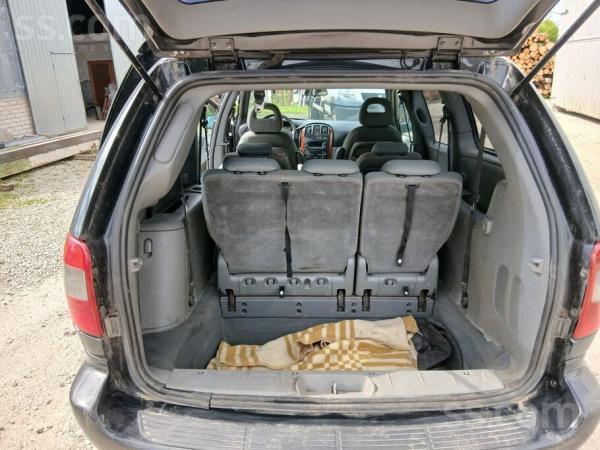 Black Chrysler Grand Voyager 2008 in Valmiera, with an engine capacity of 2.80 L and mileage of 312 thousand km for 2400 €, photo 9 on AUTOMOTO.COM.LV